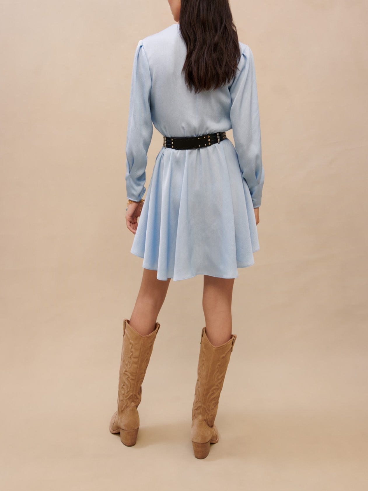 Vestido azul cielo entallado